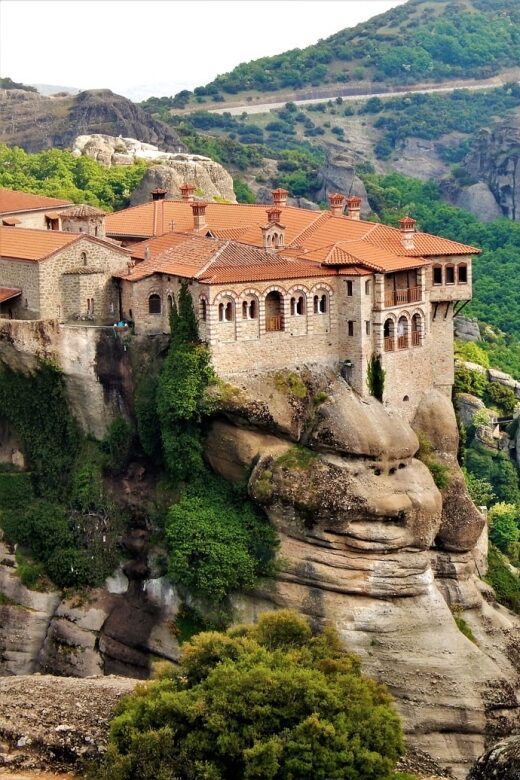 Athens: 2-Day Meteora Tour in Spanish with Guide & Hotel - Exploring the 2-Day Meteora Tour in Spanish with Guide & Hotel: An Honest Review