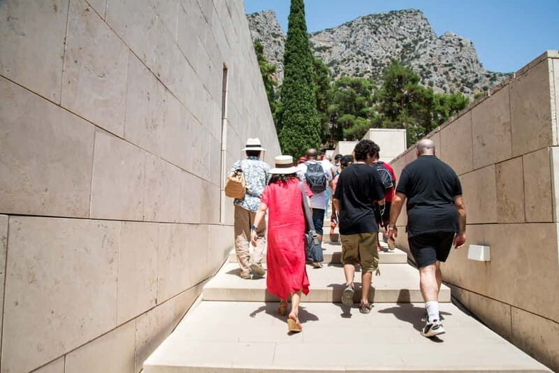 Athens: Delphi and Arachova Day Trip with Guide - Who Should Take This Tour?