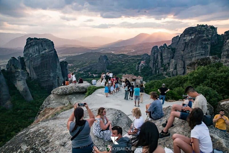 Athens: Meteora Day Trip in Spanish with Live Guide & Lunch - Key Points