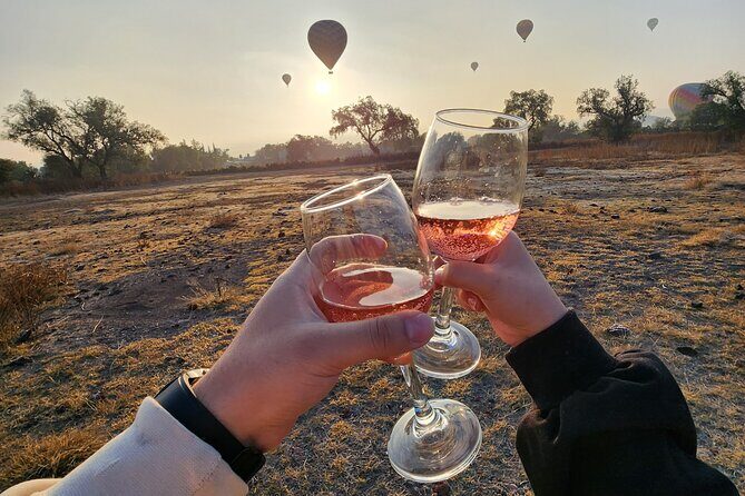 Balloon flight + Transportation + Breakfast in Cave or buffet + Pyramids - Key Points