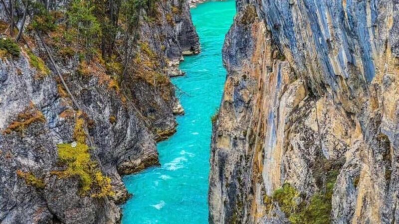 Banff, Lake Louise, Moraine ,Emerald & Johnston Canyon tour - Key Points