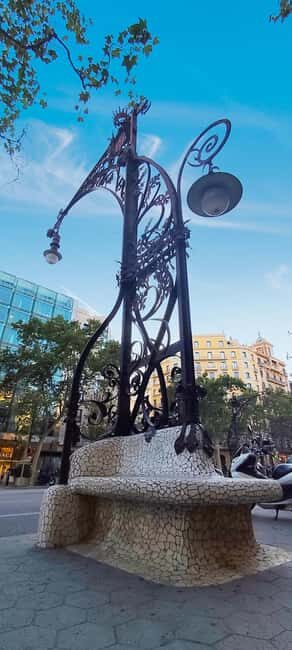 Barcelona: 3-Hour Best of the city Walking Tour & Surprise - Key Points