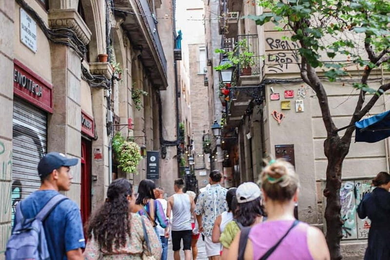 Barcelona: 360 Old Town Tour with Artists - Key Points