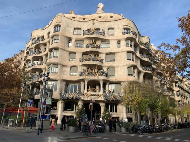 Barcelona Bike Tour: Iconic Sights & Hidden Spots - Key Points