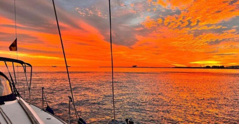 Barcelona: Boat trip with cava in amazing sailboat - Key Points