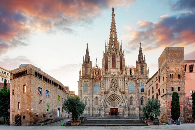 Barcelona Cathedral: Ticket, Guided Tour, Terrace + VR Experience - Exploring the Barcelona Cathedral: A Tour of History, Views, and Virtual Reality