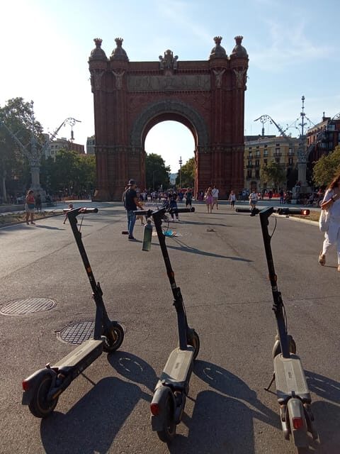 Barcelona: e-scooter and Bike tour - Key Points