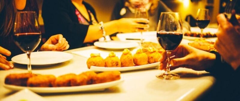 Barcelona: Evening Walking Tour in the Gaudi Area with Tapas - Key Points