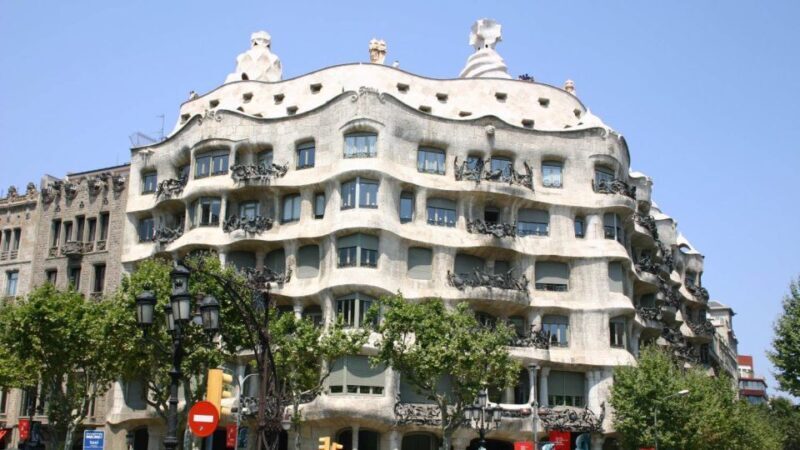 Barcelona: Evening Walking Tour in the Gaudi Area with Tapas - The Authenticity Factor: What Sets This Tour Apart