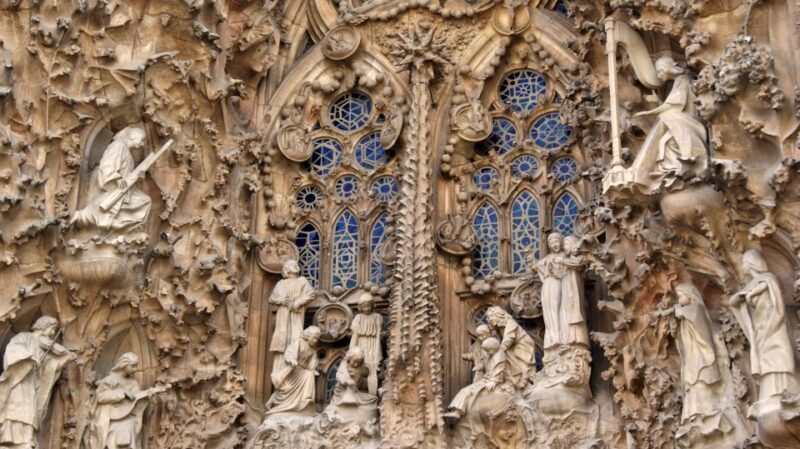 Barcelona: Exclusive Sagrada Familia Private Guided Tour - The Benefits of a Private Guided Tour