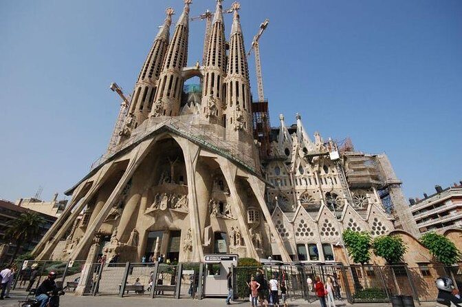 Barcelona Full-Day Sightseeing Private Tour - What to Expect: An Authentic Day in Barcelona