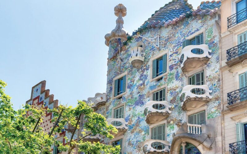 Barcelona: Gaudí Sightseeing Guided Segway Tour - Key Points