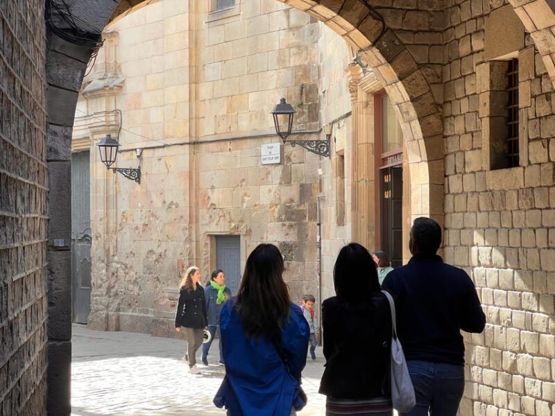 Barcelona: Gothic Quarter Guided Tour with Flamenco & Tapas - Discovering the Gothic Quarter: A Nighttime Walk