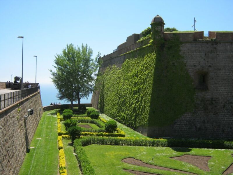 Barcelona: Gothic Quarter Walking Tour w/ Montjuïc Cable Car - Exploring the Itinerary in Detail  