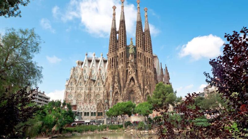 Barcelona: Guided tour of the Sagrada Familia - Discover the Wonders of the Sagrada Familia with a Guided Tour