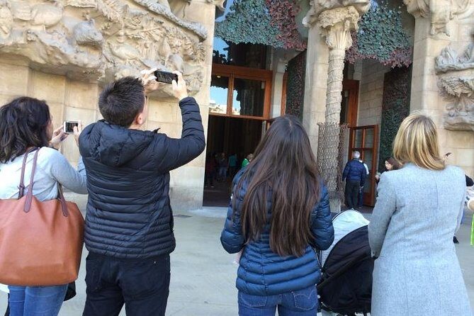 Barcelona: Highlights of Sagrada Familia Max 6 People Guided Tour - Why This Tour Offers Real Value