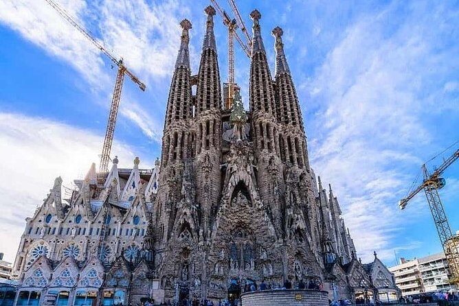 Barcelona Highlights Private Guided Tour - Guides: Knowledge and Personal Touches