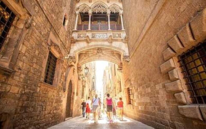 Barcelona Historic Guided Tour - Discovering Hidden Corners and Architectural Treasures