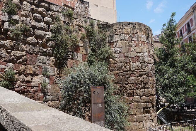 Barcelona in One Day: Gaudí, Gothic Quarter &Tapas (Private Tour) - Gaudí’s Masterpieces