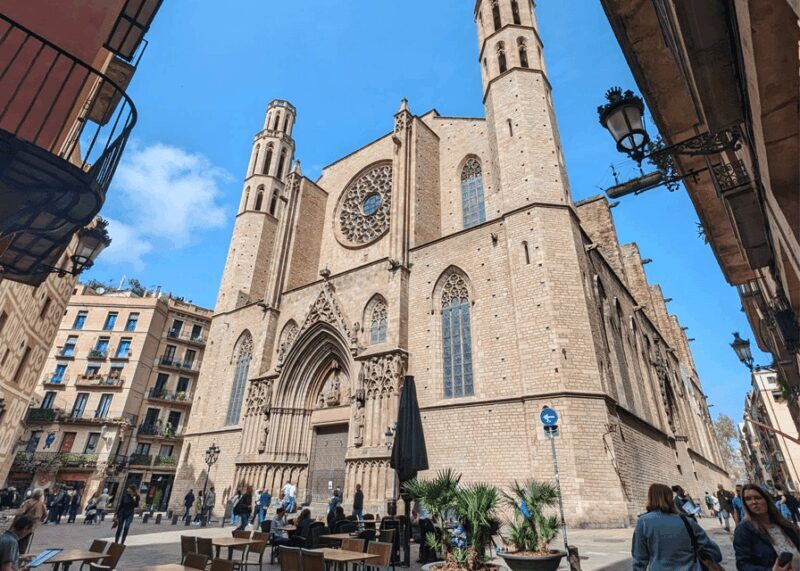 Barcelona: Old Town Private Walking Tour of Past and Present - Key Points