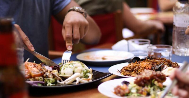 Barcelona: Old Town Tapas & Paella Food Tour with 8 Tastings - The Food, the Drinks, and the Atmosphere