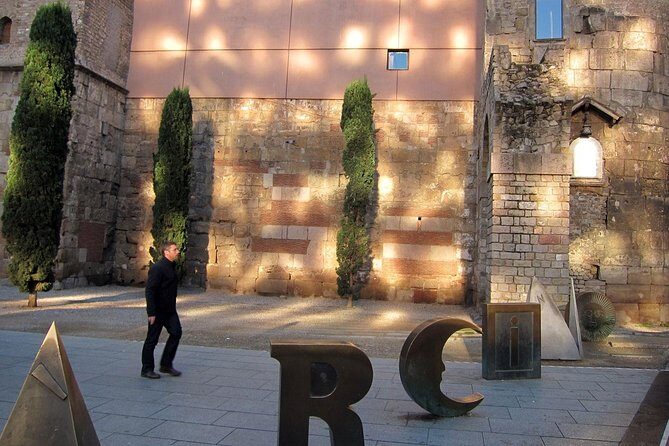 Barcelona Old Town walking tour with official guide - The Itinerary in Detail
