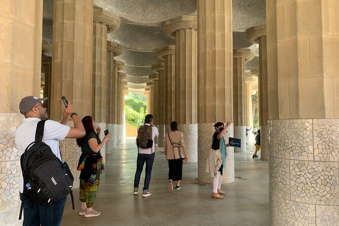 Barcelona: Park Güell Guided Tour & Tickets with Fast-Track Entry - Group Size and Tour Logistics