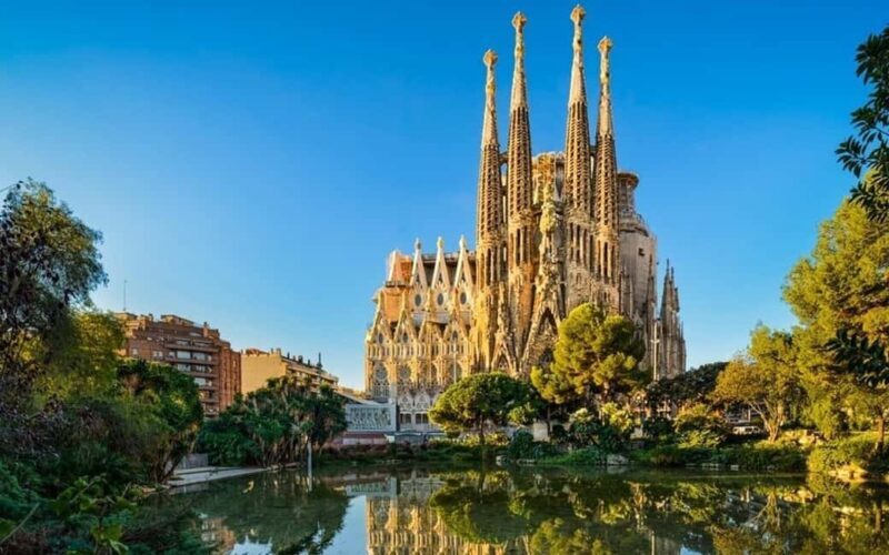 Barcelona Private City Tour: Sagrada Familia & Highlights - Key Points
