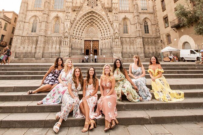 Barcelona Private Photoshoot at Cathedral & Kiss Wall - Introducing the Barcelona Private Photoshoot at Cathedral & Kiss Wall