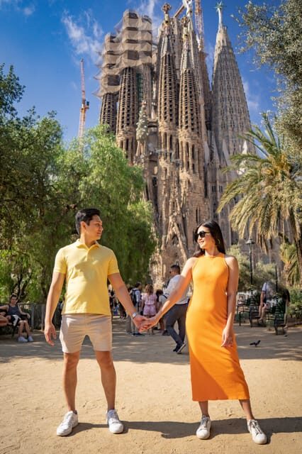 Barcelona: Professional Photoshoot Outside Sagrada Familia - Key Points
