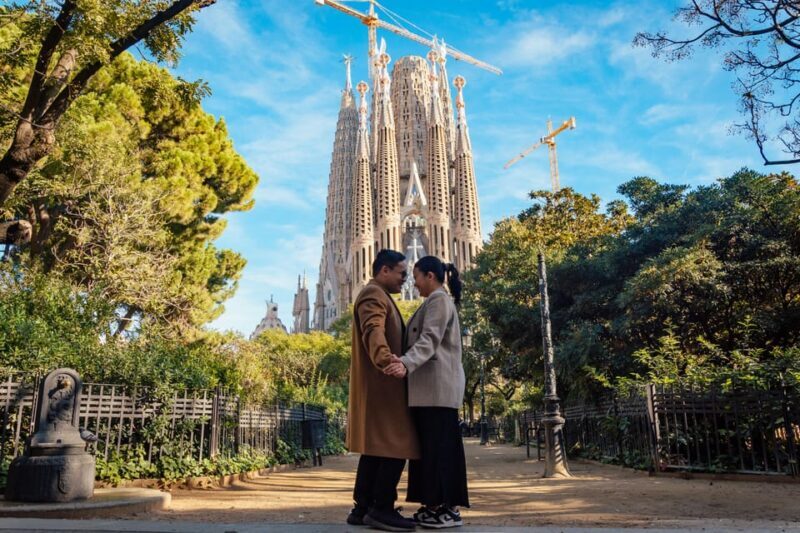 Barcelona: Professional Photoshoot Outside Sagrada Familia - The Meeting Point & Logistics