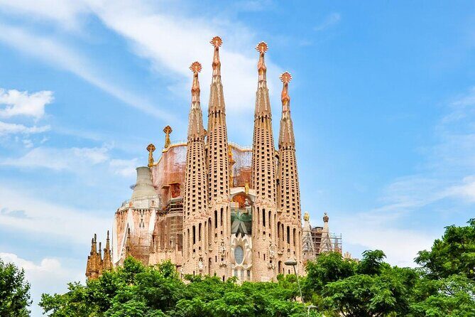 Barcelona Sagrada Familia and Guell Park drink and tapa - Key Points