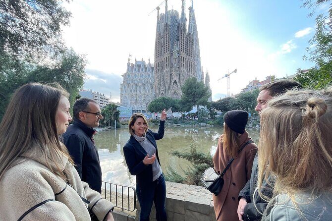 Barcelona Sagrada Familia and Guell Park drink and tapa - A Detailed Look at the Tour Experience