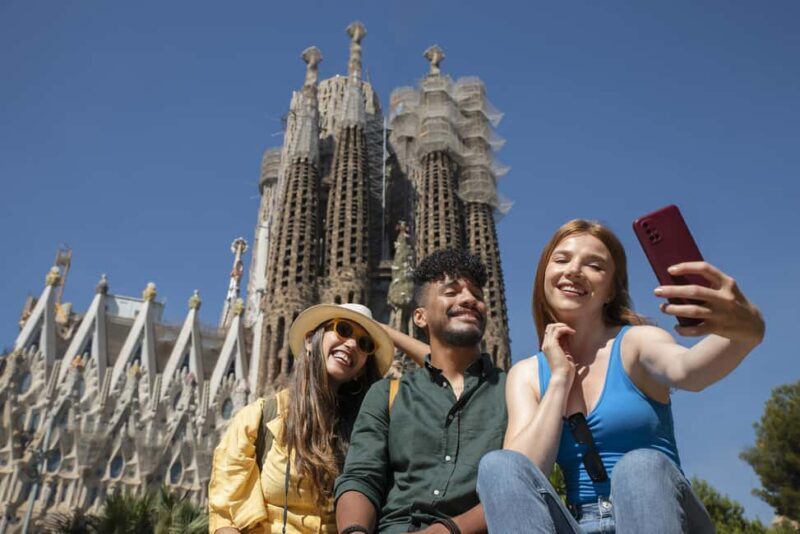 Barcelona: Sagrada Família & Gothic Quarter Walking Tour - Key Points