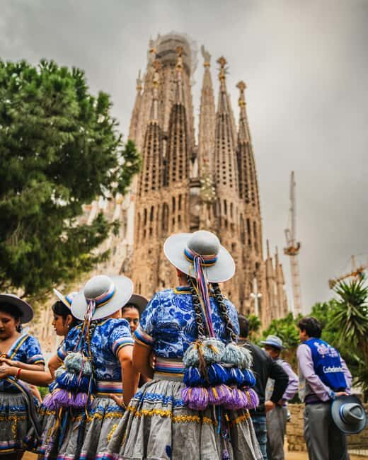 Barcelona: Sagrada Família & Gothic Quarter Walking Tour - Wandering Through the Gothic Quarter