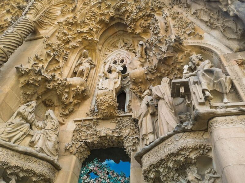 Barcelona: Sagrada Familia, Park Guell & Tapas Private Tour - A Deep Dive into the Experience