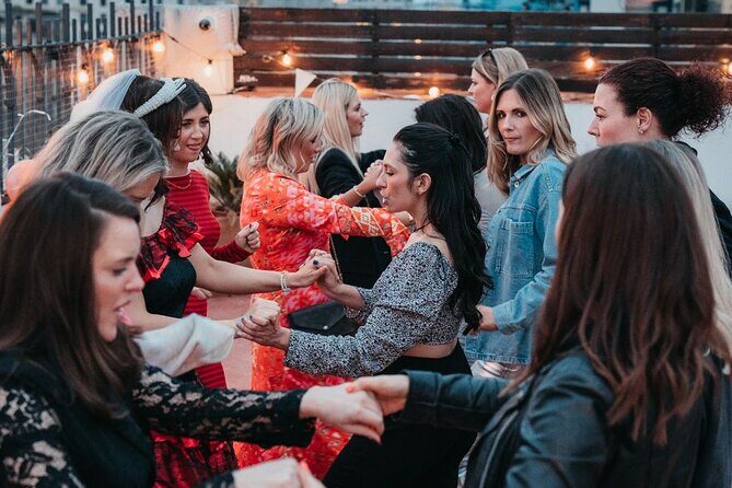 Barcelona Sangria & Salsa Dance Class with Bottomless Drinks - Group Size and Atmosphere