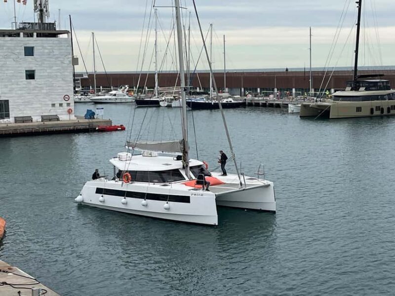 Barcelona: Shared cruise on a catamaran Drink+Local Tapa - Key Points