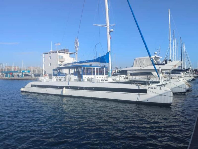 Barcelona: Shared cruise with chill music (+welcome drink) - Key Points