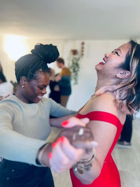 Barcelona: Tango Lesson with Drinks and Video - Key Points