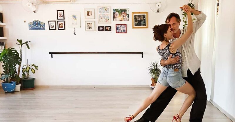 Barcelona: Tango Lesson with Drinks and Video - Group Size and Social Atmosphere