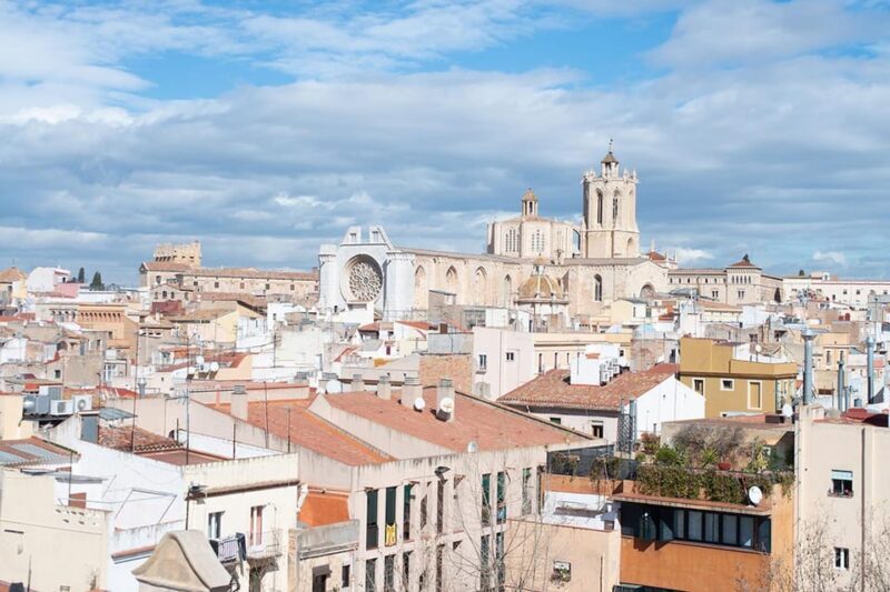 Barcelona: Tarragona & Sitges Guided Day Trip with Transfers - Lunch and Leisure in Tarragona