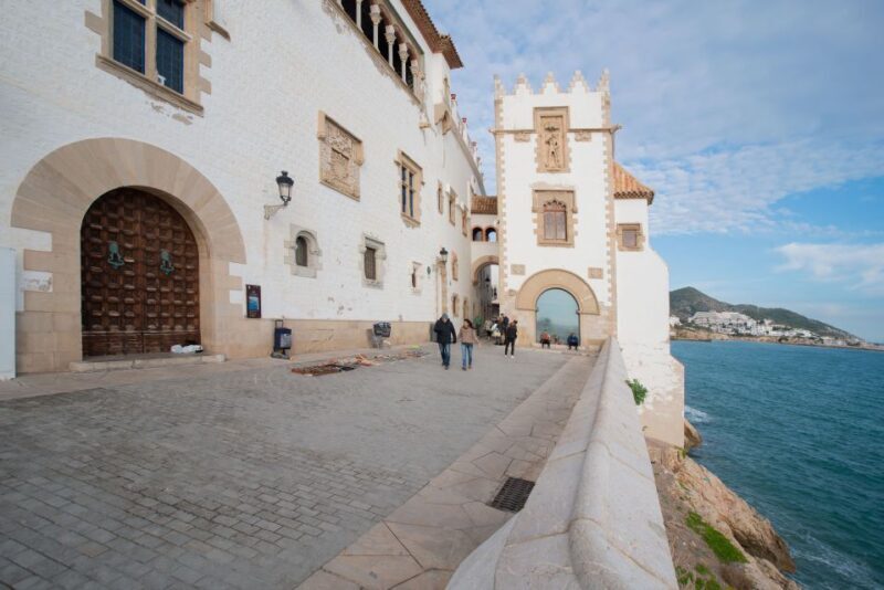 Barcelona: Tarragona & Sitges Guided Day Trip with Transfers - Relaxing in Sitges Seaside Charm