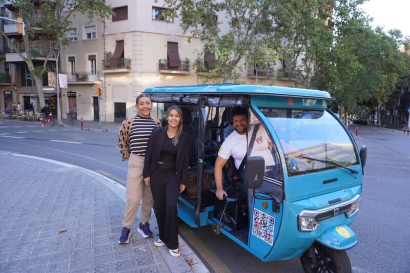 Barcelona: Tour by electric tuk tuk - Key Points