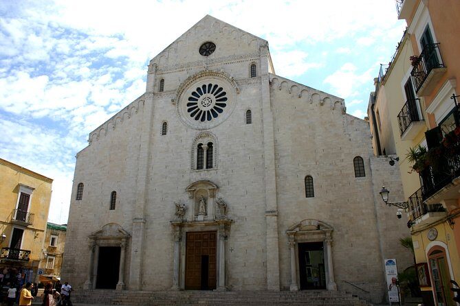 Bari Walking tour in small group - Piazze and Local Vibe: Piazza Mercantile & Piazza del Ferrarese