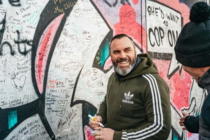 Belfast: 1.5-Hour Private Black Taxi tour - The Murals: Art of Resistance and Identity