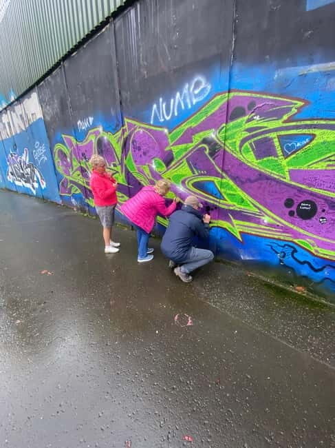 Belfast: Peacewall and Political History Black Taxi Cab Tour - The Sum Up