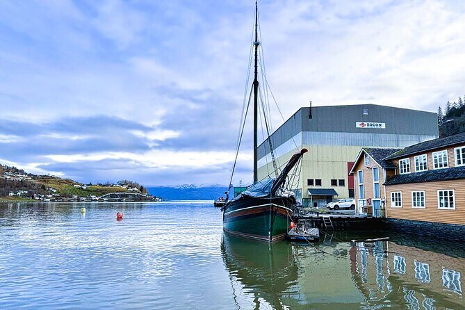 Bergen: Hardangerfjord, Waterfalls, Culture & Apple pie - Guide and Transportation