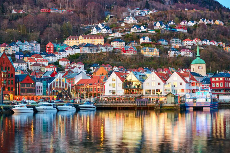 Bergen: Sightseeing Walking Tour with Ferry Ride - The Ferry Ride: A Maritime Perspective