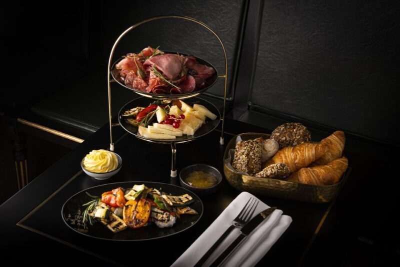 Berlin: Breakfast at Café Wintergarten - Key Points